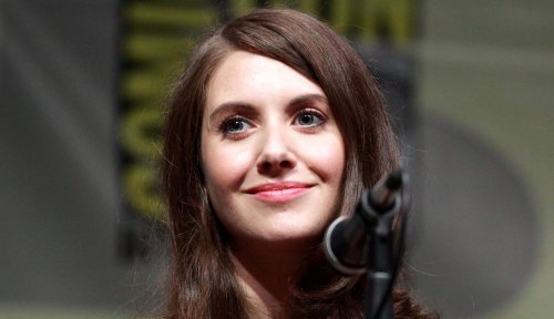Alison Brie Goes Streaking At Golf Course ‘community Co Stars React
