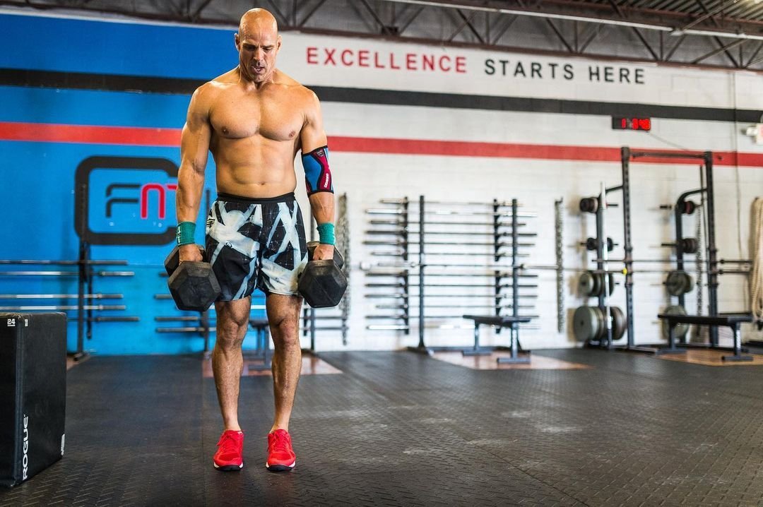 3 Best Dumbbell Exercises Guys Over 35 Need for Jacked Arms | Flipboard