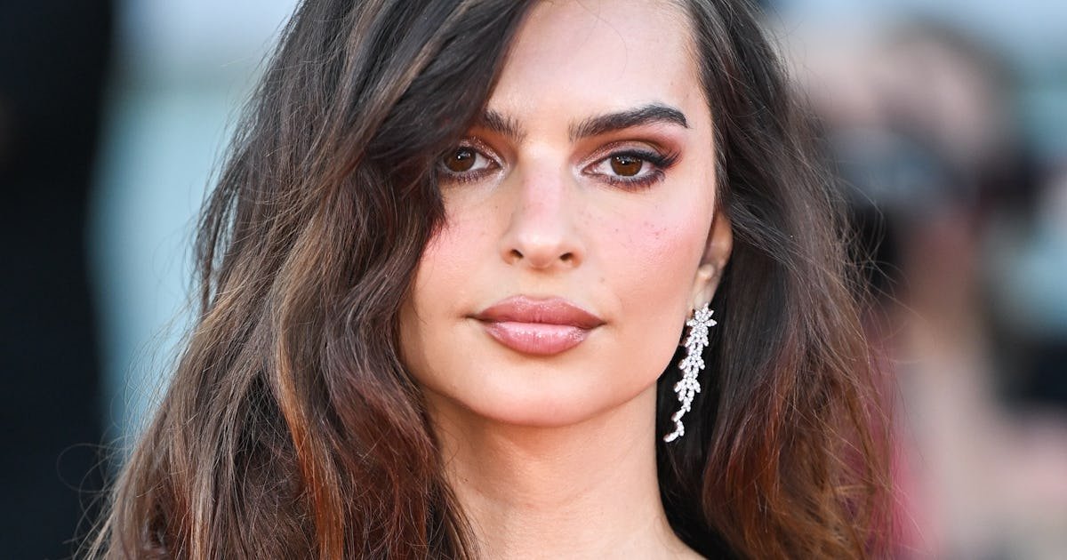 Emily Ratajkowski Went Topless Under A Blazer & It Was Peak "Corp ...