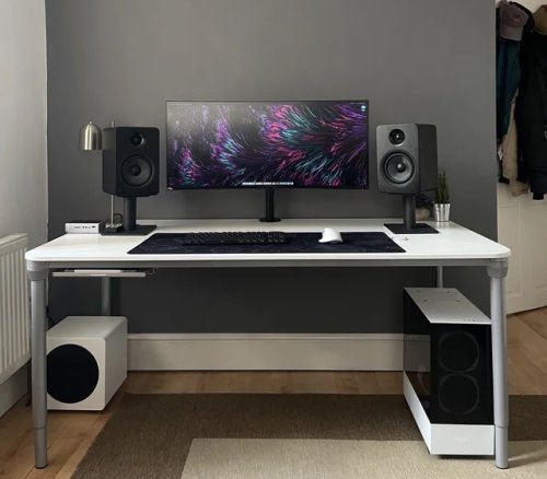 How fast can you spot the MacBook Pro in this super-clean rig? [Setups ...