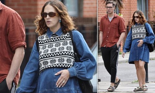 Pregnant Jessica Brown Findlay flaunts her growing baby bump in a denim ...