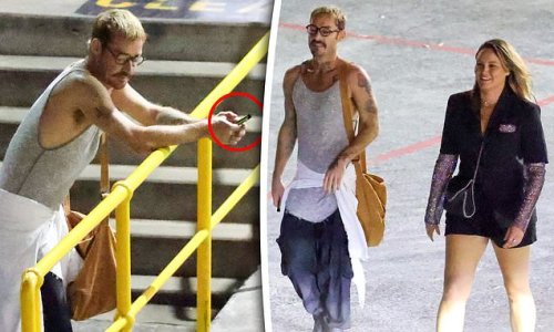 Silverchair frontman Daniel Johns clutches a vape as he joins his DJ ...