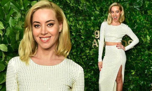 The White Lotus star Aubrey Plaza flashes her midriff in stylish ...