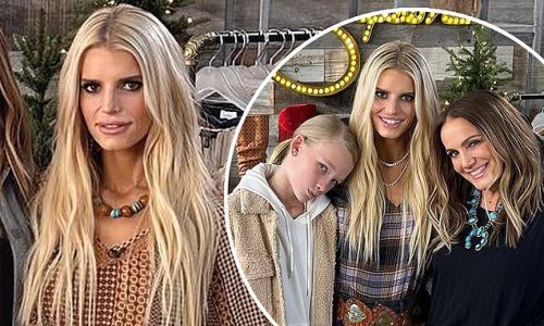 'Three generations!' Jessica Simpson, 42, makes rare move of posing ...