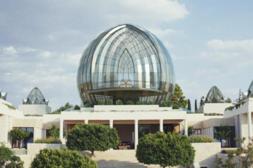 The ‘Glass Onion’ House Is Now On Zillow For The Low, Low Price of $450 ...