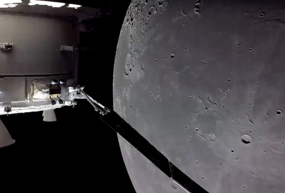 Orion closes with the Moon before going home - Crast.net Orion closes with the Moon before going home - Crast.net