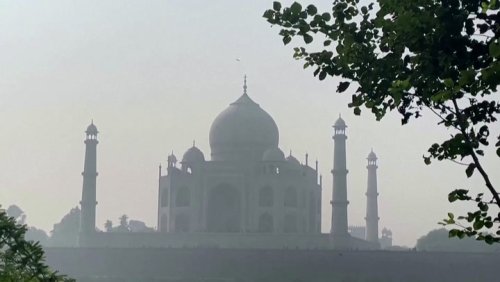 Taj Mahal disappears behind thick smog as severe pollution persists ...