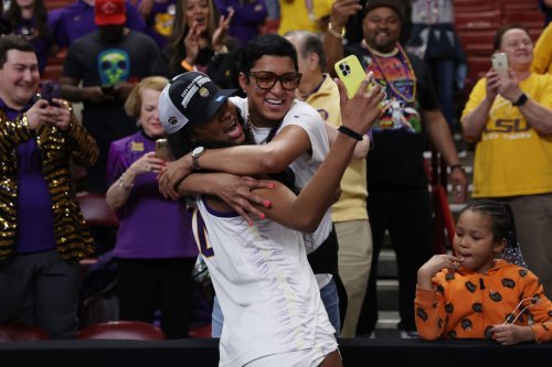 LSU star's mom reveals countless men have been sending her thirsty DMs ...