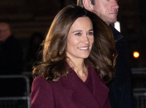 Pippa Middleton Twins With Sister Kate Middleton In Burgundy Coat pippa-middleton-twins-with-sister-kate-middleton-in-burgundy-coat