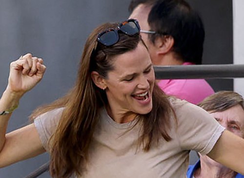 Jennifer Garner Delivers Farm Girl Chic Look In Shiny Red Rain Boots