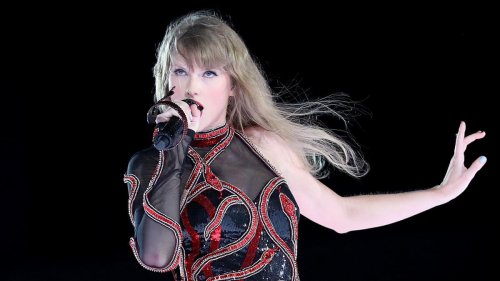 Watch Taylor Swift Laugh Off Stage Mishap During Viral Diving Moment at ...