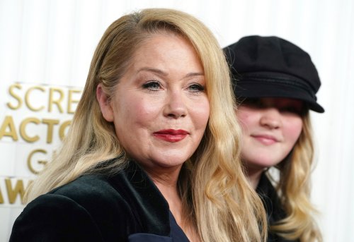 Christina Applegate sends message with cane at SAG Awards 2023: 'FU MS ...