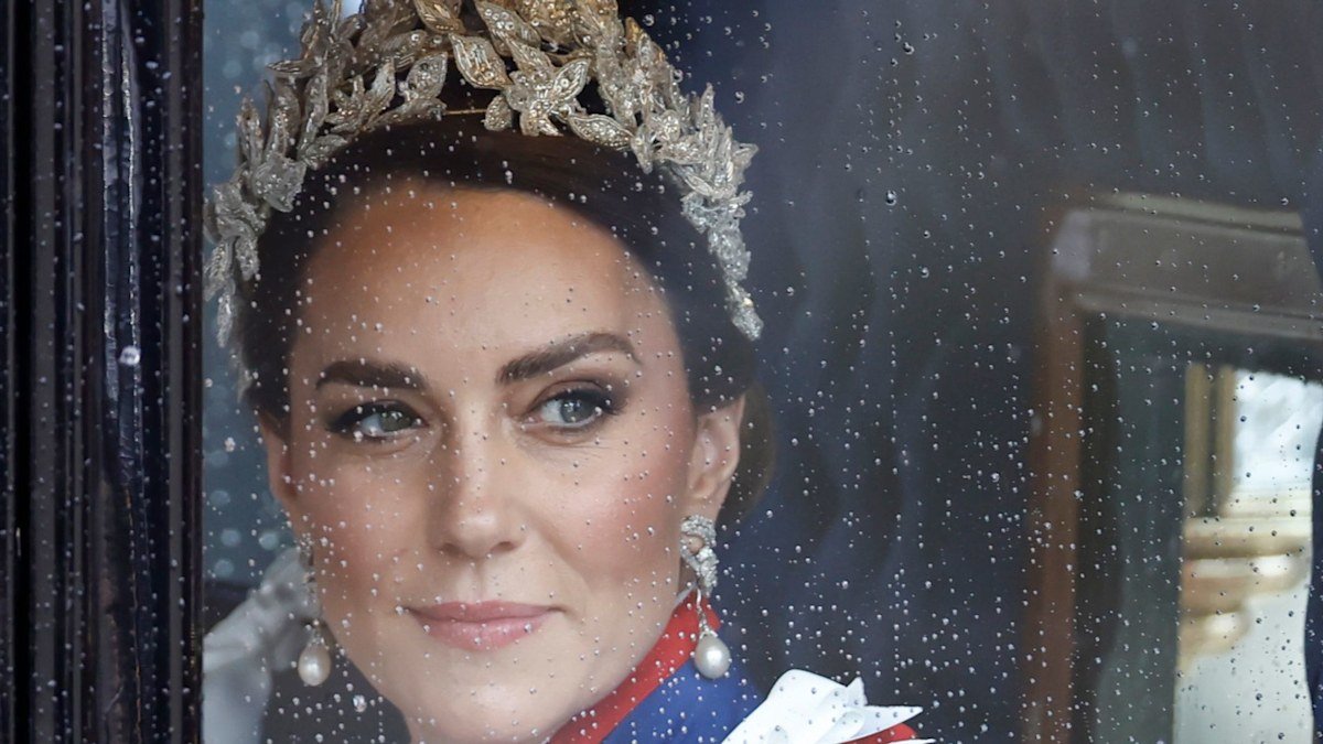 Princess Kate's first curtsy to Queen Camilla caught on camera | Flipboard