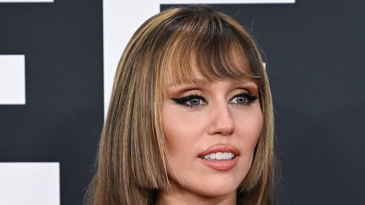 Miley Cyrus showcases ultra-toned figure in dazzling showgirl look ...