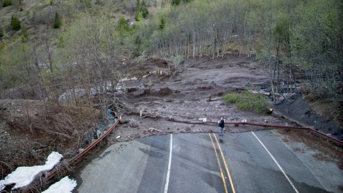 Landslide near Mount St. Helens in Washington strands drivers overnight ...