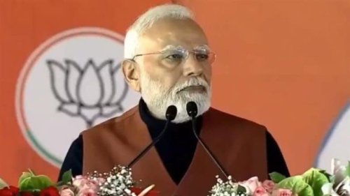 PM Narendra Modi Allegedly Faces Teleprompter Malfunction, Stands ...
