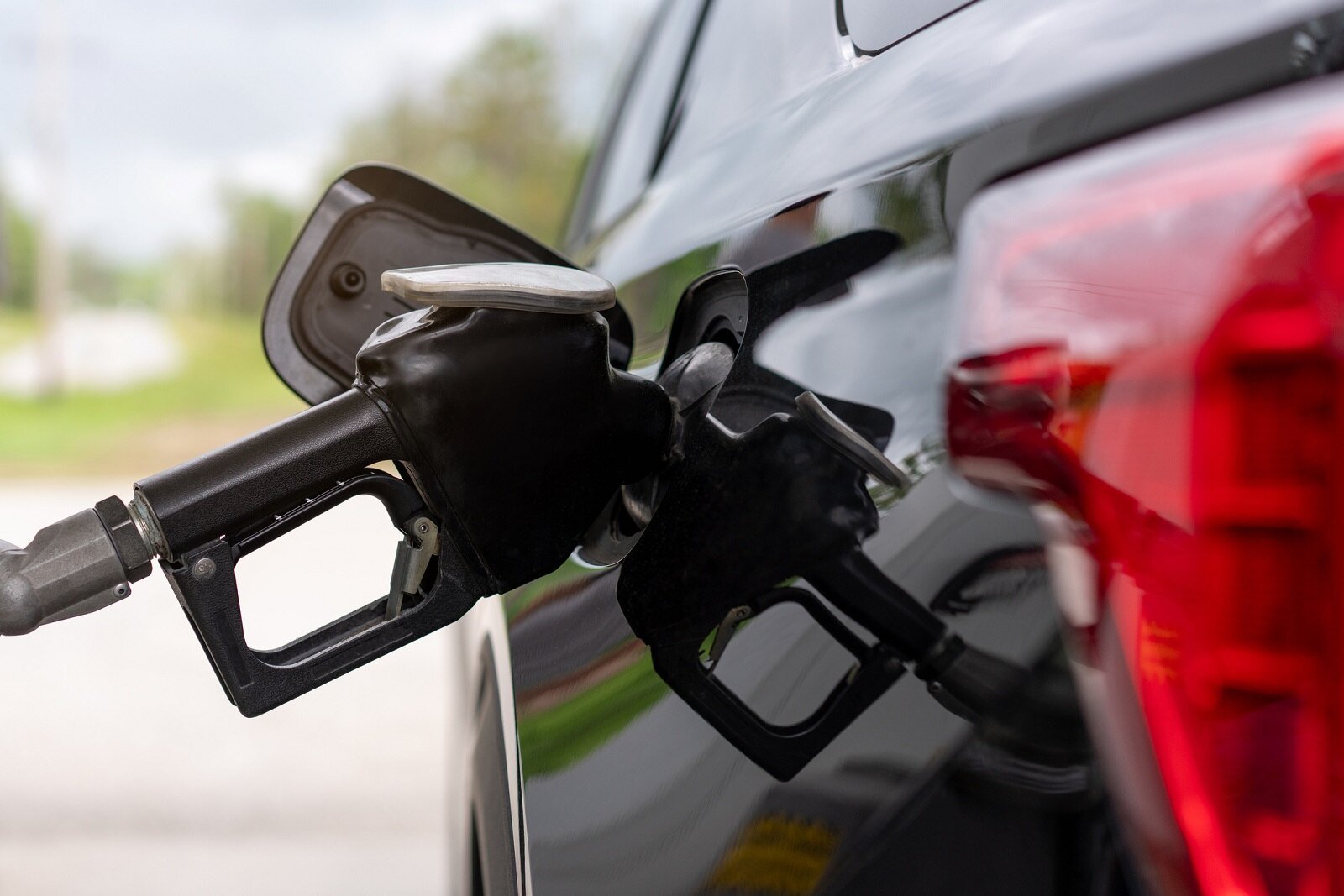 How a retired Secret Service agent says you should stand while pumping ...