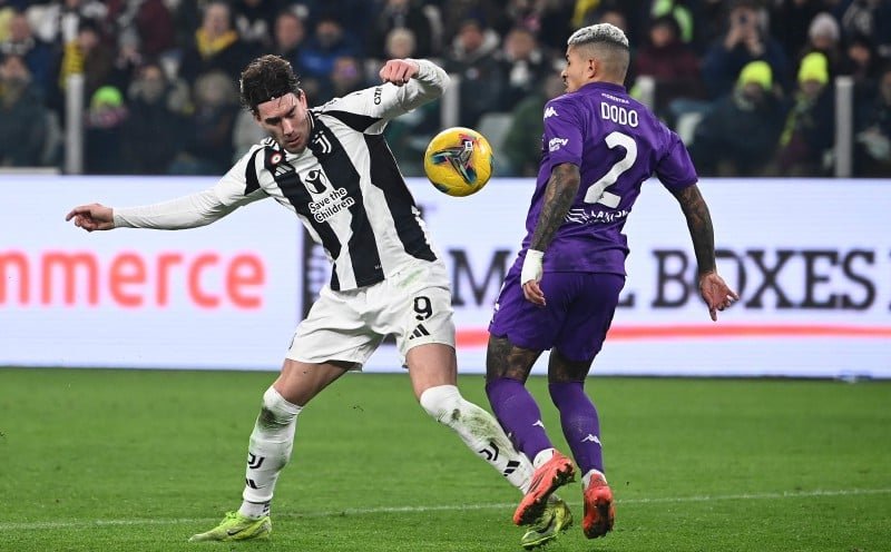 Juve draw as match interrupted after Vlahovic abuse, Napoli go joint ...