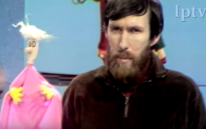 A Young Jim Henson Teaches You How to Make Puppets with Socks, Tennis ...