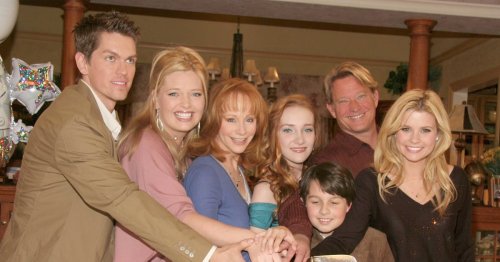 'Reba' Cast Members Reunite with Cardboard Reba Head at Hollywood Bowl ...