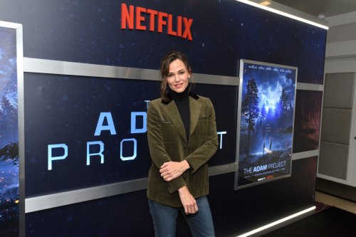 Jennifer Garner Attempts Viral Pumpkin Carving Hack In Must See Video
