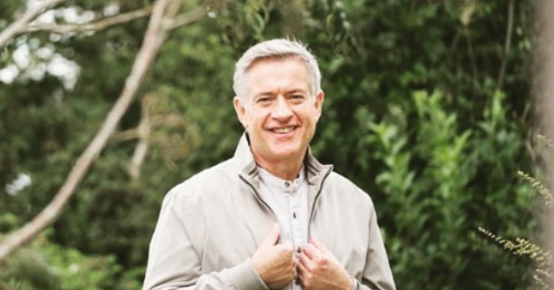 Country star Dominic Kirwan's life with partner Helen in England ...