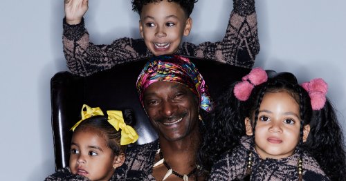 Snoop Dogg gets cozy alongside wife, kids and grandkids in rare family ... Snoop Dogg gets cozy alongside wife, kids and grandkids in rare family ...