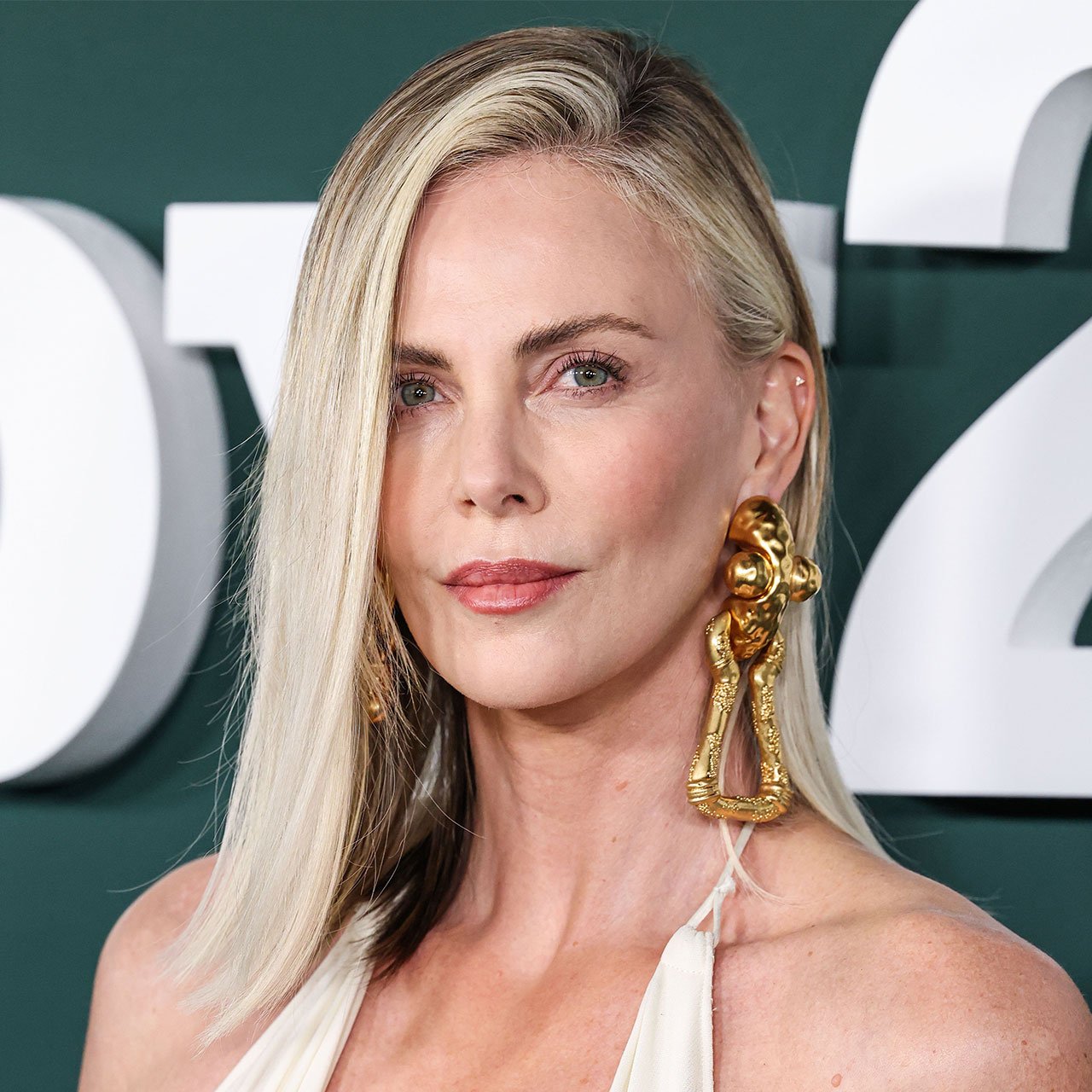 Charlize Theron Leaves Her Fans Speechless In A Mini Skirt And Chic ...