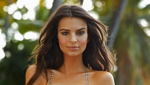The Story Behind the Famous SI Swimsuit Photo of Emily Ratajkowski in ...