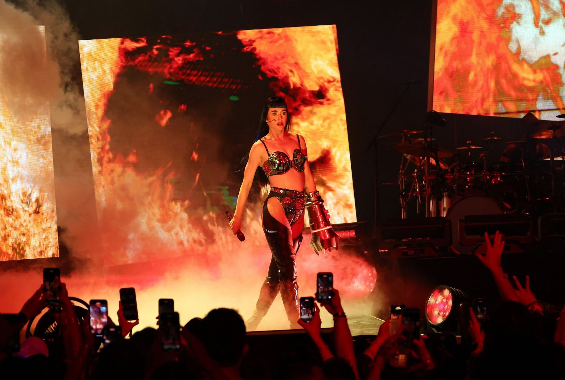 Did Katy Perry scold a fan at her concert for DM'ing Orlando Bloom ...