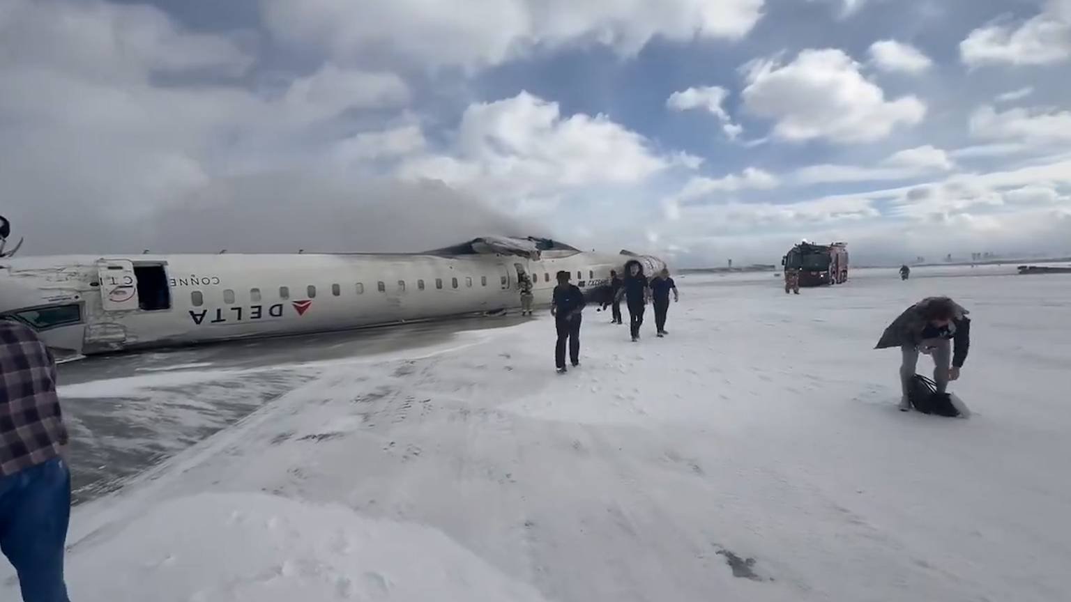 Footage of Delta plane that flipped on landing at Toronto Pearson ...
