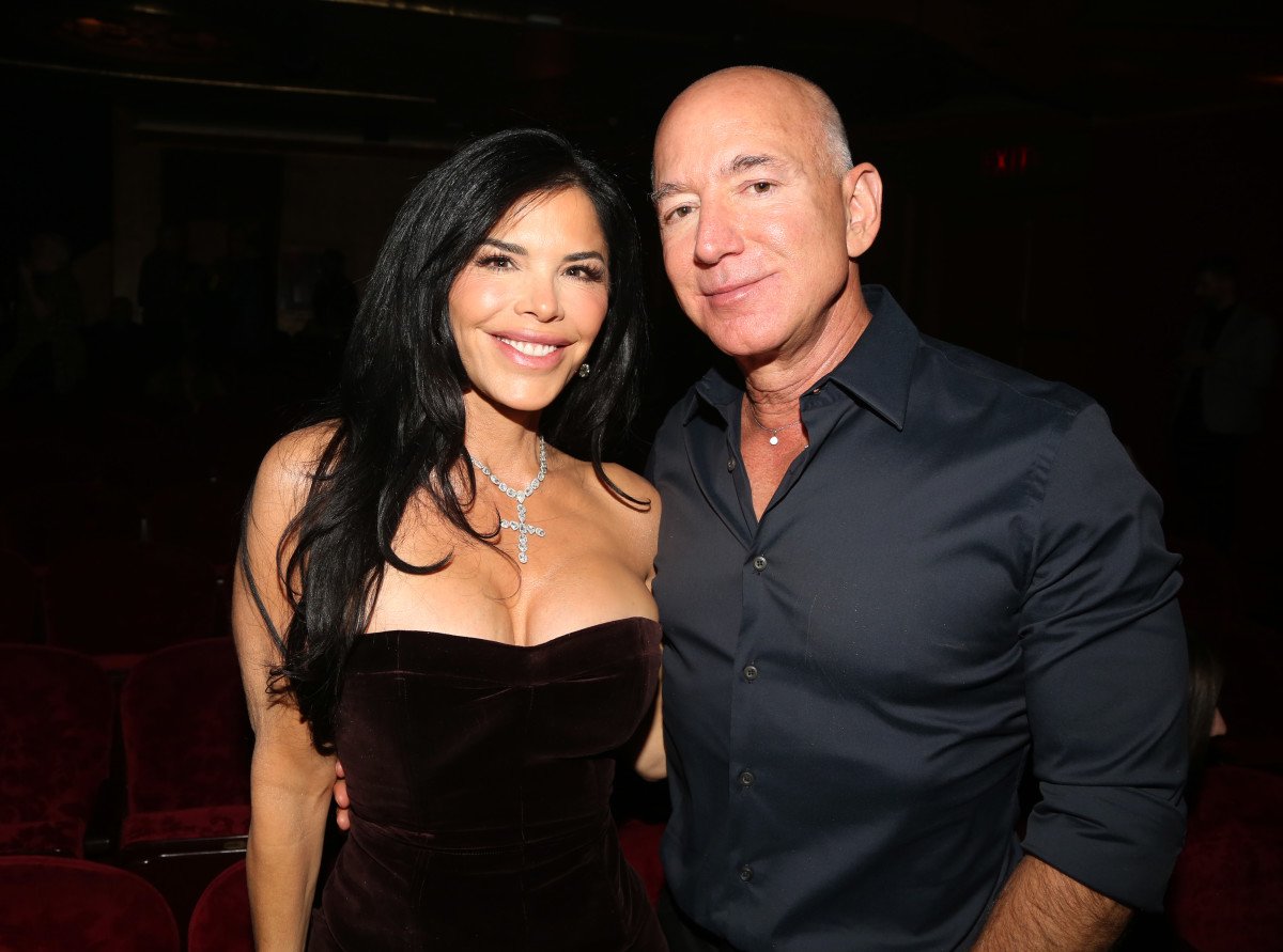 Classless Jeff Bezos Girlfriend Criticized For Her Skiing Outfit Flipboard