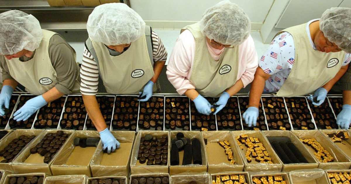 Iconic Warren Buffett candy store suddenly closing after 30 years ...