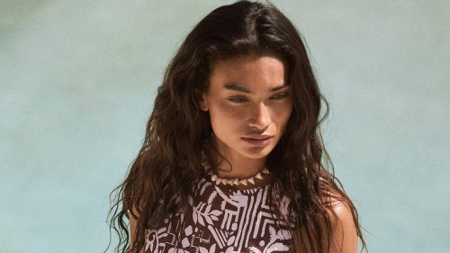 Model Kelly Gale makes waves as she stuns in sideless swimsuit on beach ...