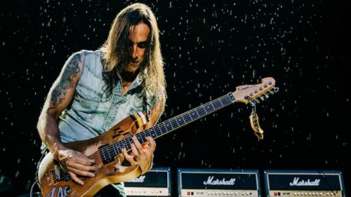 Nuno Bettencourt Reveals Odd Way He Dials in His Guitar Amp, Explains ...