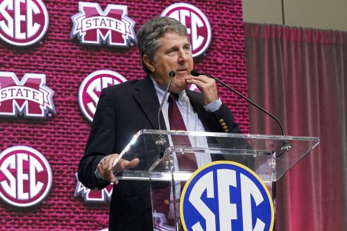 Mississippi State honors Mike Leach with special pirate flag helmets ...