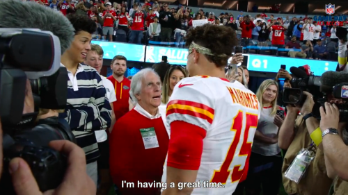 Patrick Mahomes gives Happy Days actor Henry Winkler a personalized ...