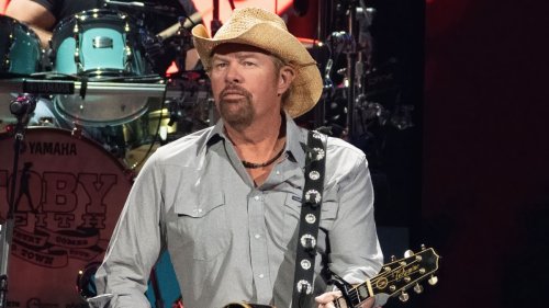 Toby Keith Returns To The Stage For The 1st Time After Revealing