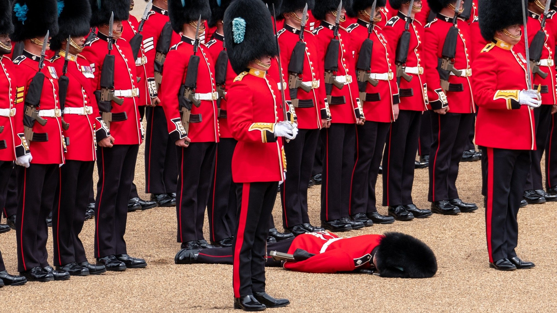 Inside The Strict Protocol The British Royal Guard Is Forced To Follow ...